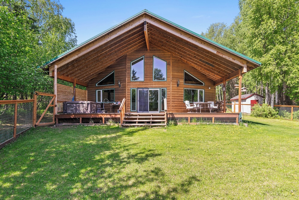 Wasilla 'Spruce Moose' Cabin: Lakefront + Hot Tub! - Alaska