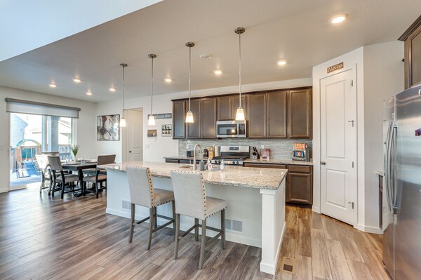 16 Mi To Denver: Spacious Commerce City Home! - Thornton, CO