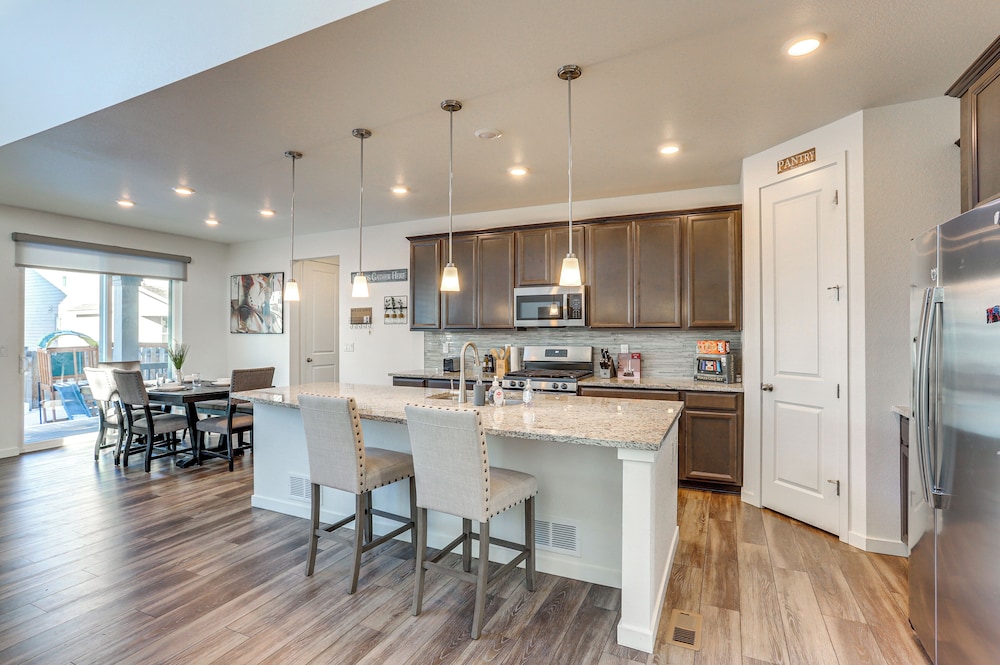 16 Mi To Denver: Spacious Commerce City Home! - Thornton, CO
