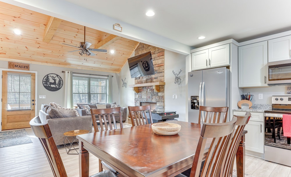 Pet-friendly Ellijay Cabin: Resort Perks + Hot Tub - Ellijay, GA