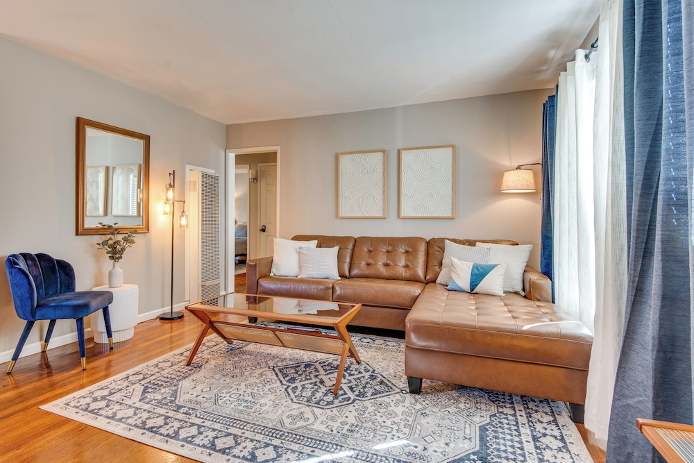 Centrally Located Burbank Duplex Near Hollywood! - Burbank, CA