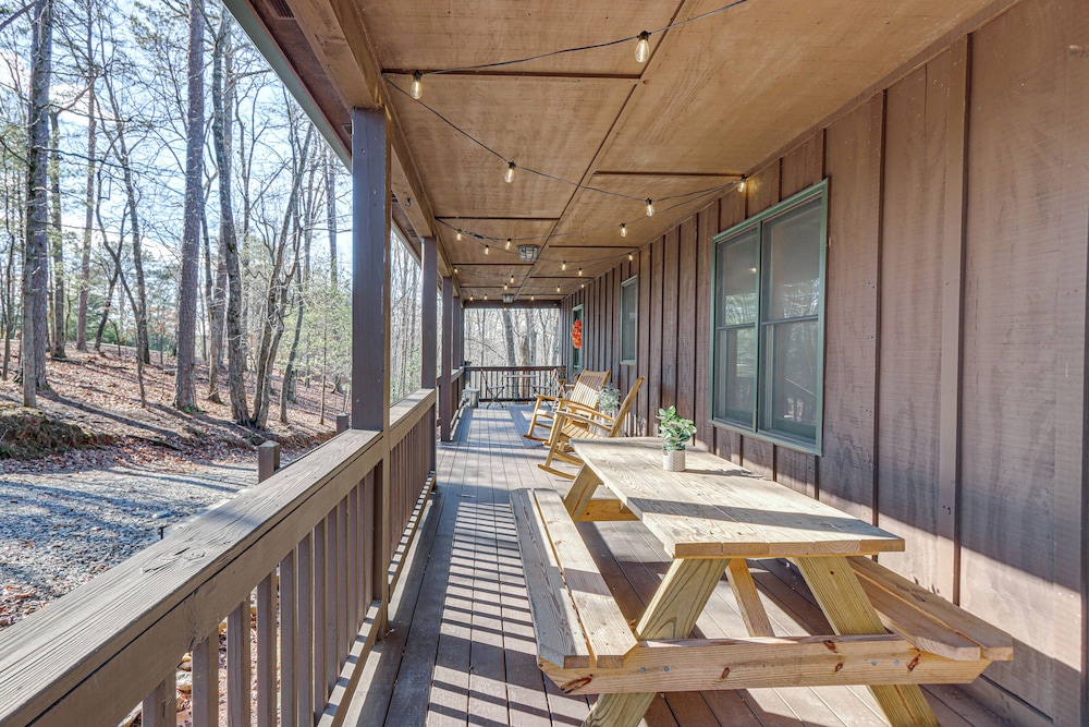 Peaceful Ellijay Cabin: Pool Access & Resort Perks - Ellijay, GA