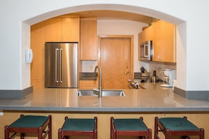 Apartamento em Condomínio Fechado, 2 quartos | Cozinha privada | Uma cafeteira/bule, um frigorífico, um forno, uma torradeira 
