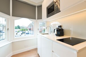 Standard Studio Apartment | Cozinha privada | Máquina de café expresso, frigobar, micro-ondas, cooktop
