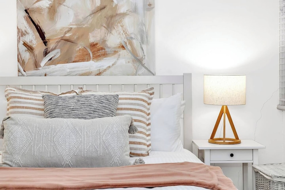 Violet Cottage An Idyllic Urban Oasis For Two - Marion