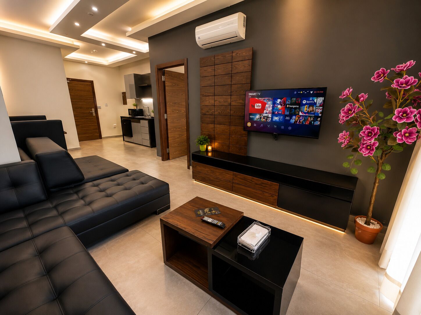 Suite Júnior, várias camas, varanda, Vista para a cidade | Sala de estar | Smart TV de 45 polegadas com canais digitais 