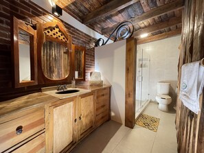 Cabana de Madeira Deluxe | Casa de banho | Uma banheira, artigos de higiene pessoal grátis, toalhas fornecidas