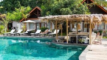 Bar junto à piscina