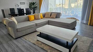 Apartamento Familiar | Sala de estar | Smart TV de 24 polegadas com canais digitais