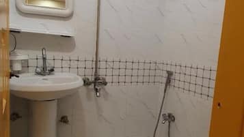 Quarto Duplo Deluxe | Casa de banho | Um polibã, produtos de higiene exclusivos, toalhas fornecidas, sabão