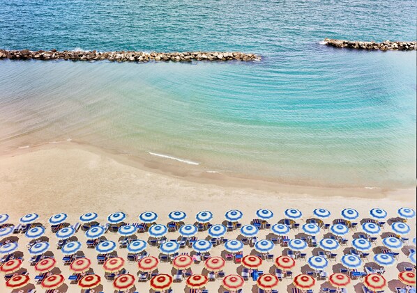 Na praia, guarda-sóis