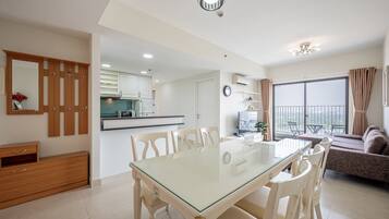 Apartamento empresarial | Opções para refeição no quarto