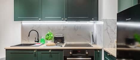 Apartamento Deluxe | Cozinha privada | Um frigorífico/congelador grande, um forno, uma placa de cozinha