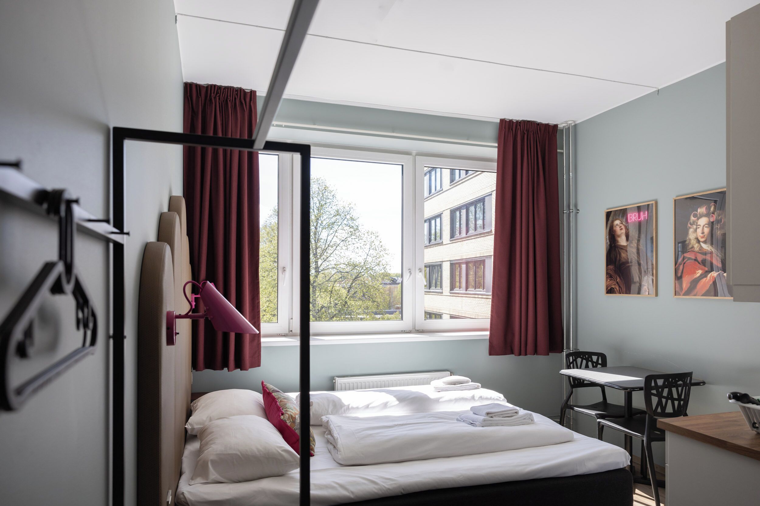 Twin Studio | Cortinas blackout, Wi-Fi de cortesia, roupa de cama