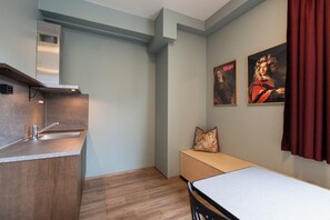 Studio for 6 | Cozinha privada | Um micro-ondas no espaço comum 