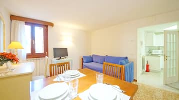 Apartamento | Área de estar | TV 32 polegadas com canais a cabo