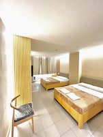 Estúdio família, 2 camas de casal, vista para a cidade | Individualmente decorados, individualmente mobiliados, escrivaninha