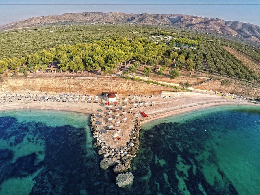 Praia particular nas proximidades, areia preta, espreguiçadeiras