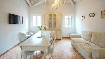 Apartamento | Sala de estar | TV de ecrã plano