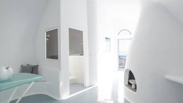 Two-Bedroom Villa with Plunge Pool | Sala de estar | Smart TV de 34 polegadas com canais por cabo