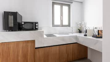 Deluxe Suite with Outdoor Hot Tub | Cozinha privada | Minifrigorífico, um micro-ondas, uma máquina de café expresso