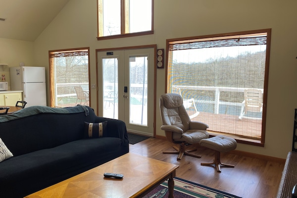 Chalé conforto | Área de estar | Smart TV 52 polegadas com canais a cabo, serviços de streaming