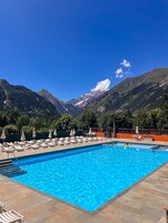 Piscina externa sazonal, funciona das 11h às 19h, espreguiçadeiras