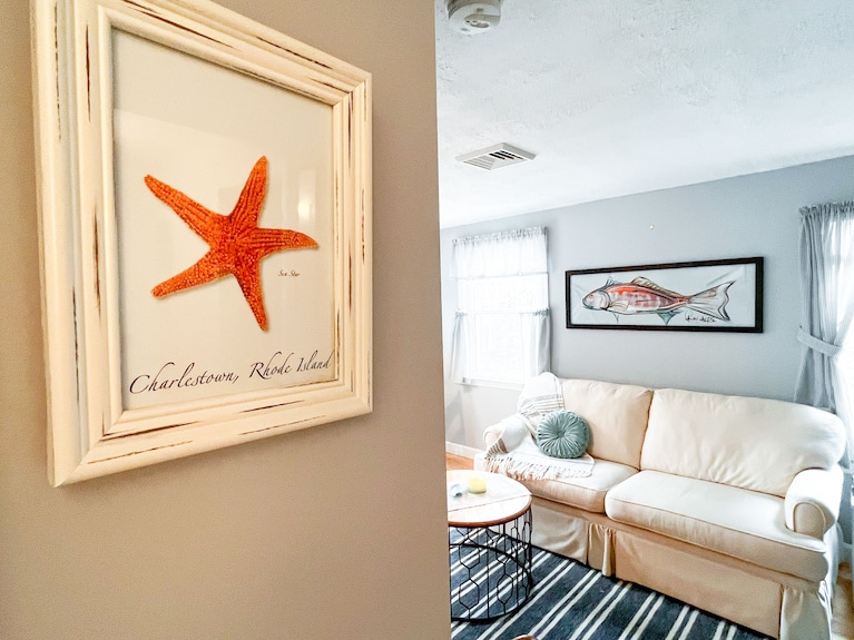 Charlestown Beach, 2br Cozy Cottage, Screened Porch, 3 Min Drive To Beach! - Rhode Island