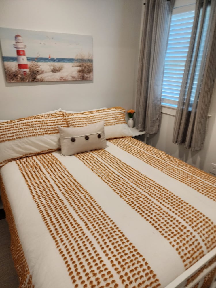 Cozy Updated 2-bedroom Apt. Close To Shopping, Restaurants, 2 Miles To Beaches. - Woods Hole, MA