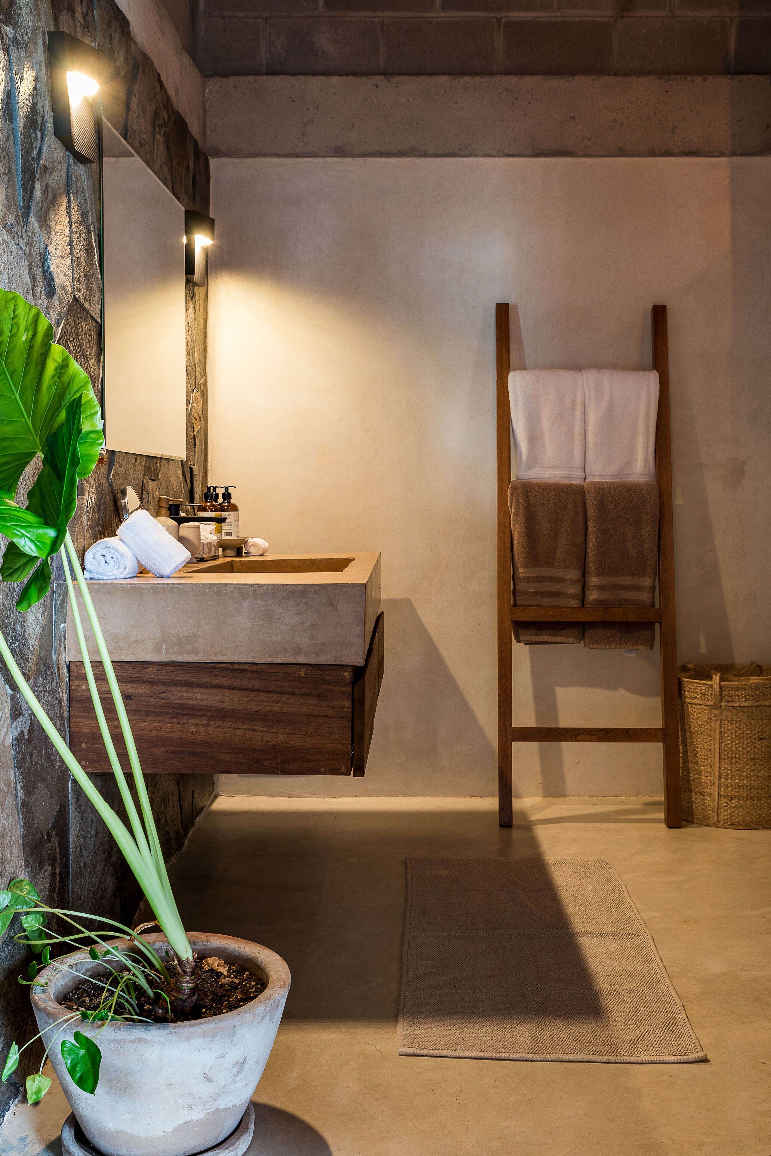 Chuveiro, produtos de toalete grátis, toalhas de banho 