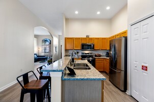 Casa família | Cozinha privada | Geladeira grande, micro-ondas, fogão, cooktop