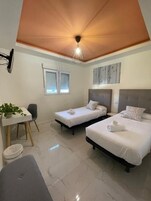 Quarto básico | Escrivaninha, Wi-Fi de cortesia, roupa de cama