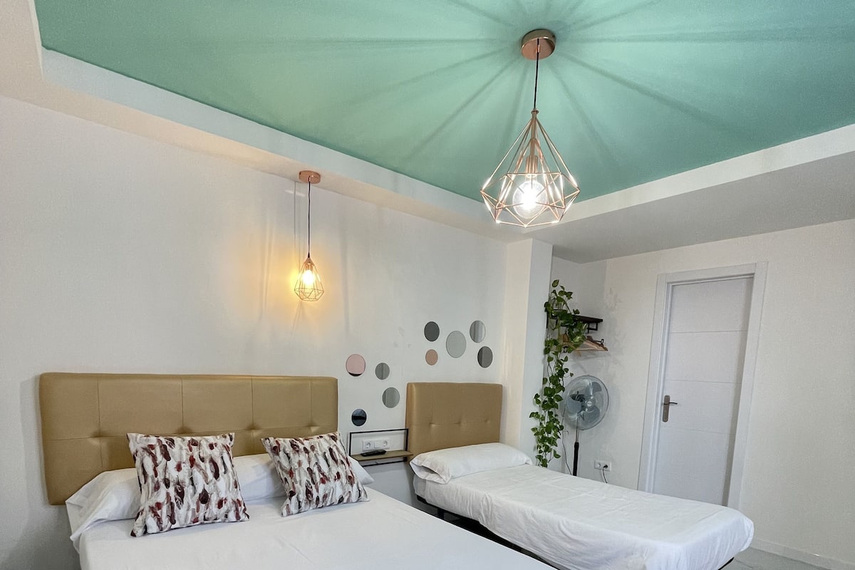 Quarto básico | Escrivaninha, Wi-Fi de cortesia, roupa de cama