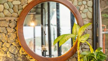 Cabana de Madeira Executiva, 1 cama king-size, vista para o oceano | Casa de banho | Artigos de higiene pessoal grátis, um bidé, toalhas fornecidas