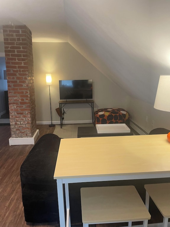 Entire Rental Unit In Warren, Rhode Island Unit 3 - Rhode Island