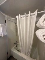 Quarto Standard, 1 cama queen-size | Casa de banho | Toalhas fornecidas 