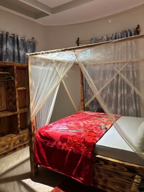 Quarto solteiro conforto | Escrivaninha, espaço de trabalho para notebook, Wi-Fi de cortesia