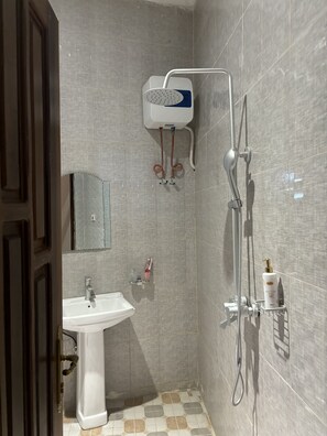 Quarto tradicional, 1 cama de solteiro grande, no jardim | Banheiro | Chuveiro com efeito de chuva, roupões de banho, toalhas de banho 