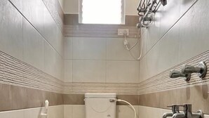 Quarto casal básico | Banheiro