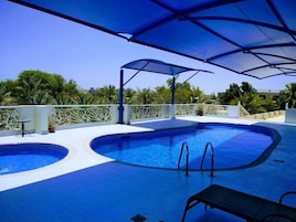 Piscina interior, da(s) 6:00 à(s) 22:00, guarda-sóis