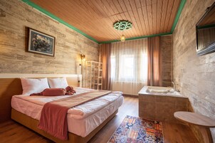 Quarto de Luxo | Minibar, secretária adequada para computadores portáteis 