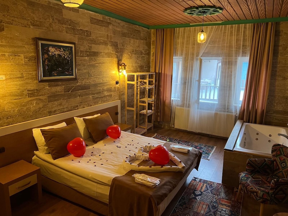 Arton In Cappadocia - Çavuşin