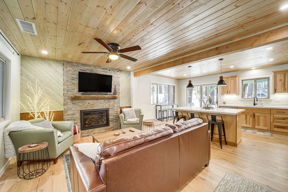 Deck & Fire Pit: Modern Munds Park Retreat! - Mormon Lake, AZ