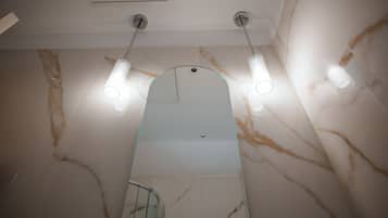 Quarto Duplo Deluxe, 1 cama king-size, vista para a piscina | Casa de banho | Um secador de cabelo (mediante pedido), roupões, toalhas fornecidas