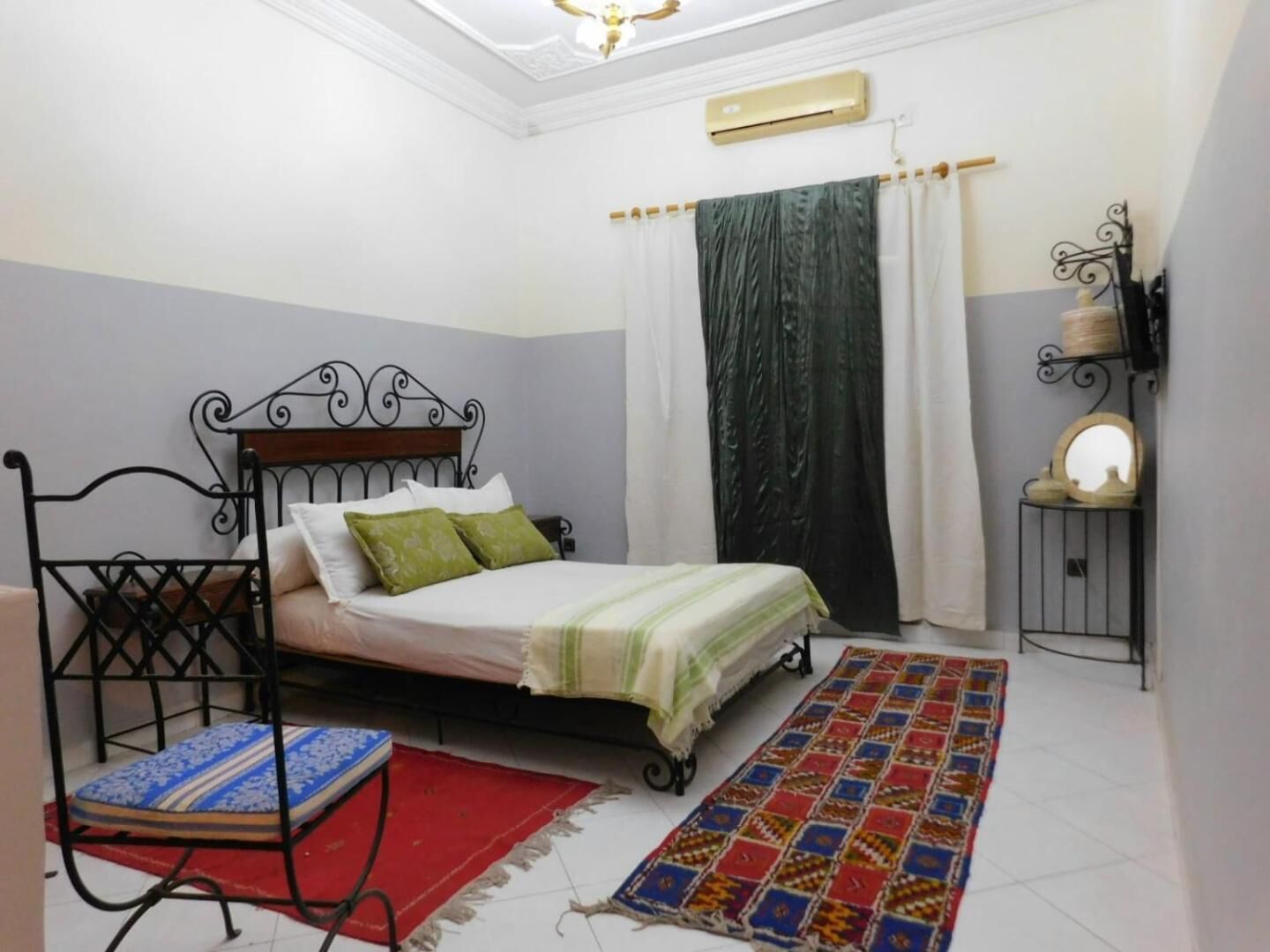 Cofre no quarto, roupa de cama fornecida 