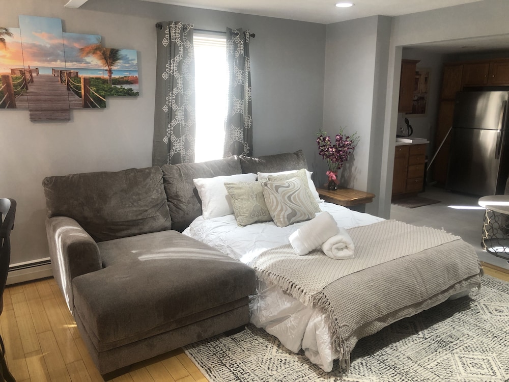 Pleasantly Comfortable Suburban Home For Up To 8 - 매사추세츠