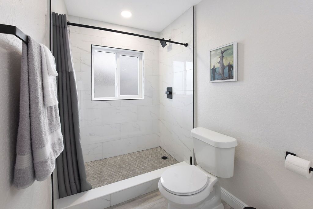 Deluxe 2 Bedroom With Living Room And Kitchenette - Clearwater, FL