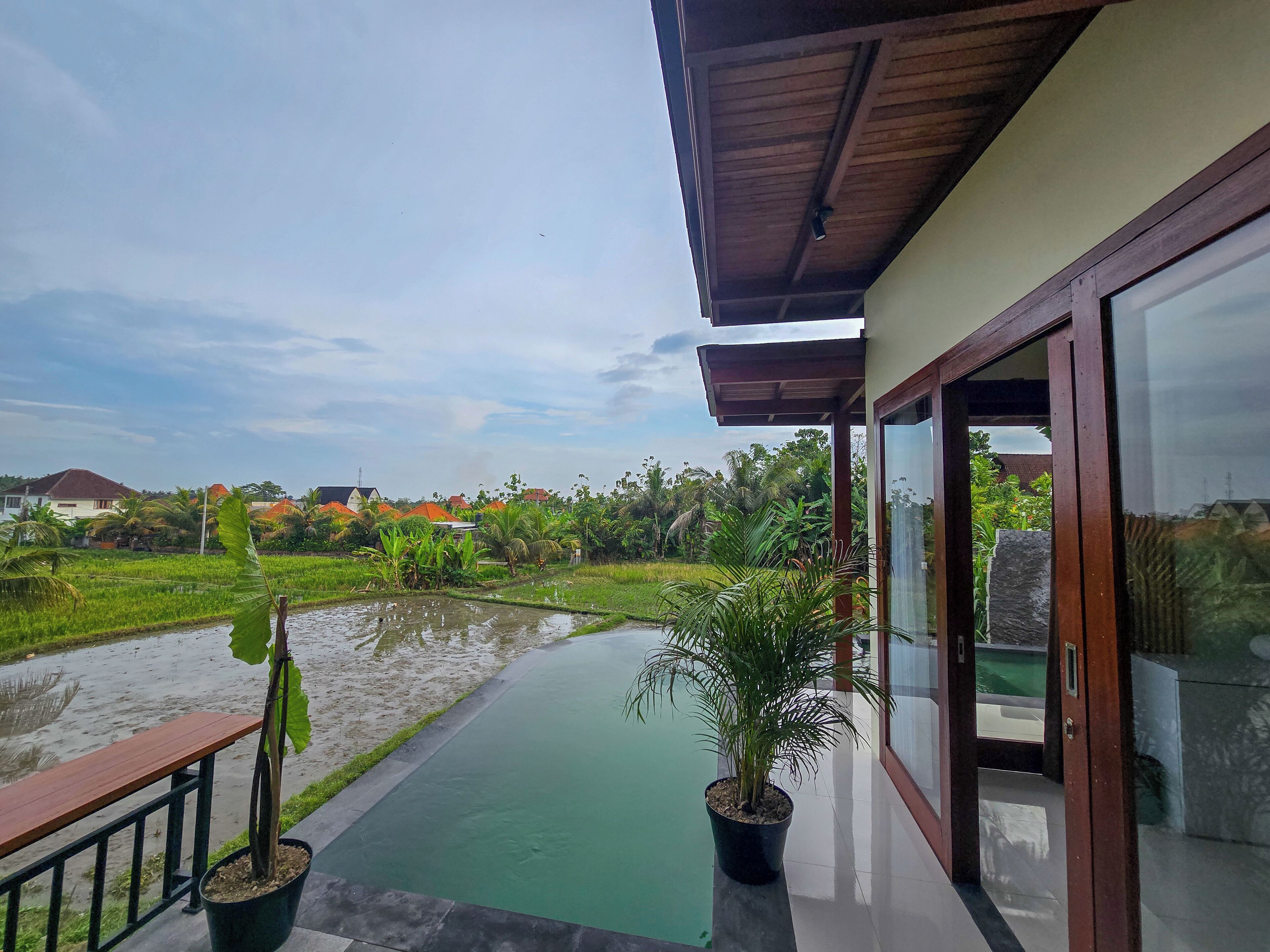 Vila luxo, 1 quarto, cozinha, vista para a piscina | Vista da sacada