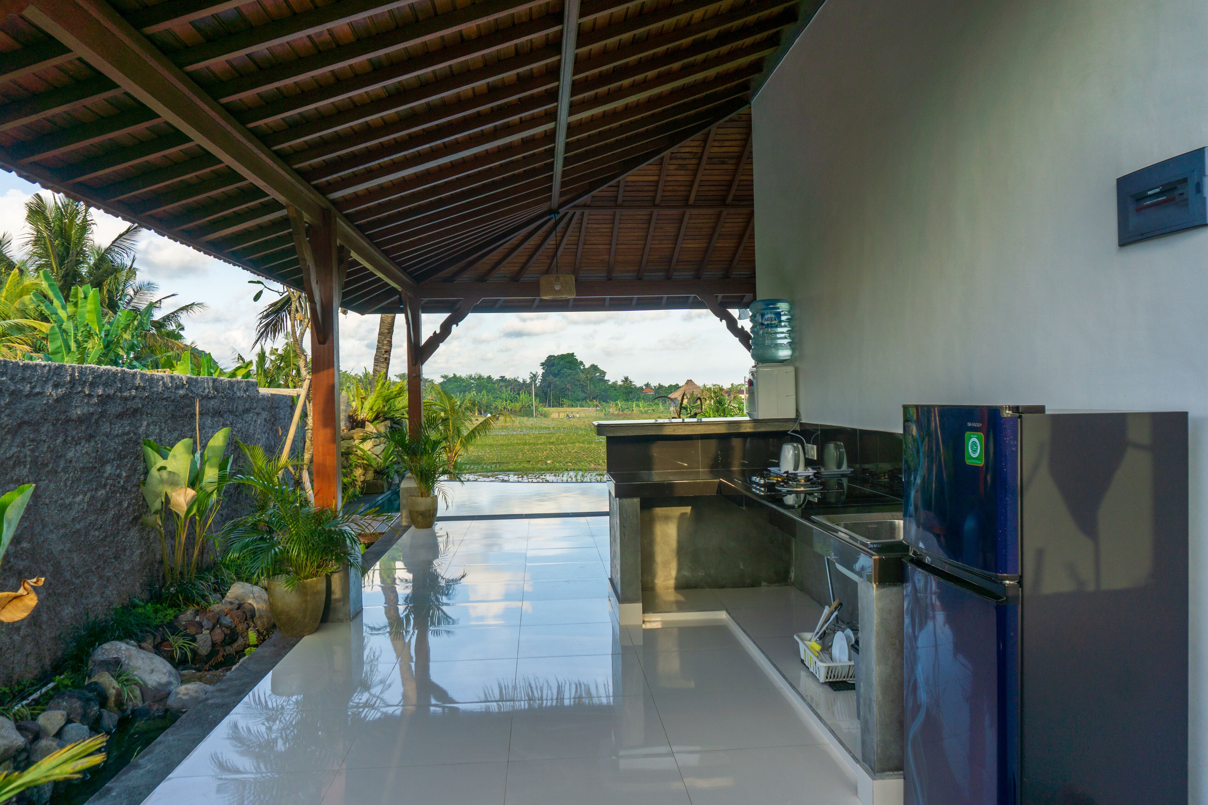 Vila standard, 1 cama King, vista para a piscina, no jardim | Cozinha privada | Cooktop, chaleira elétrica, liquidificador