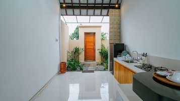 Vila conforto, 1 quarto, cozinha, vista para a piscina | Cooktop, chaleira elétrica, liquidificador